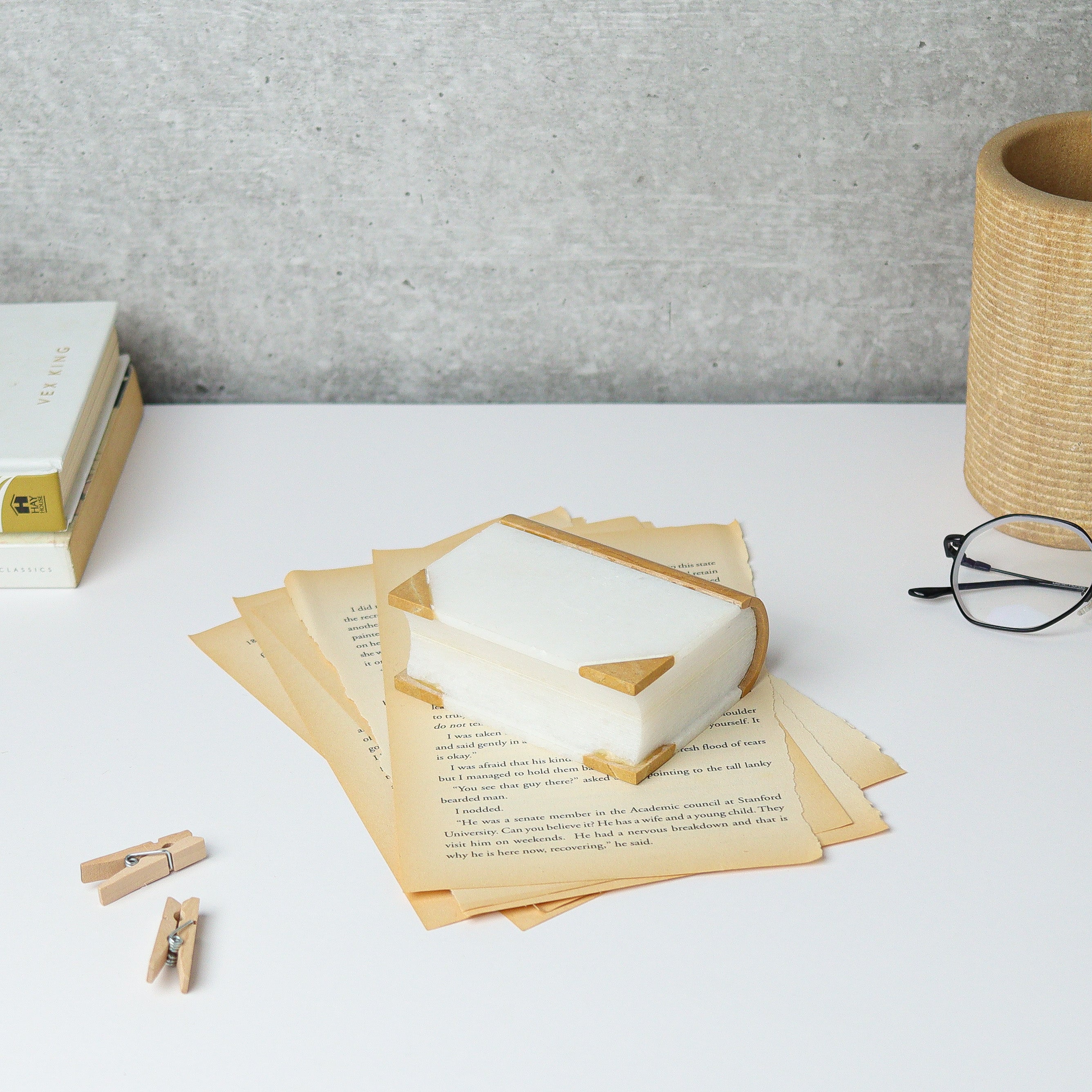 BOOK PAPERWEIGHT - Frozen Music Maison